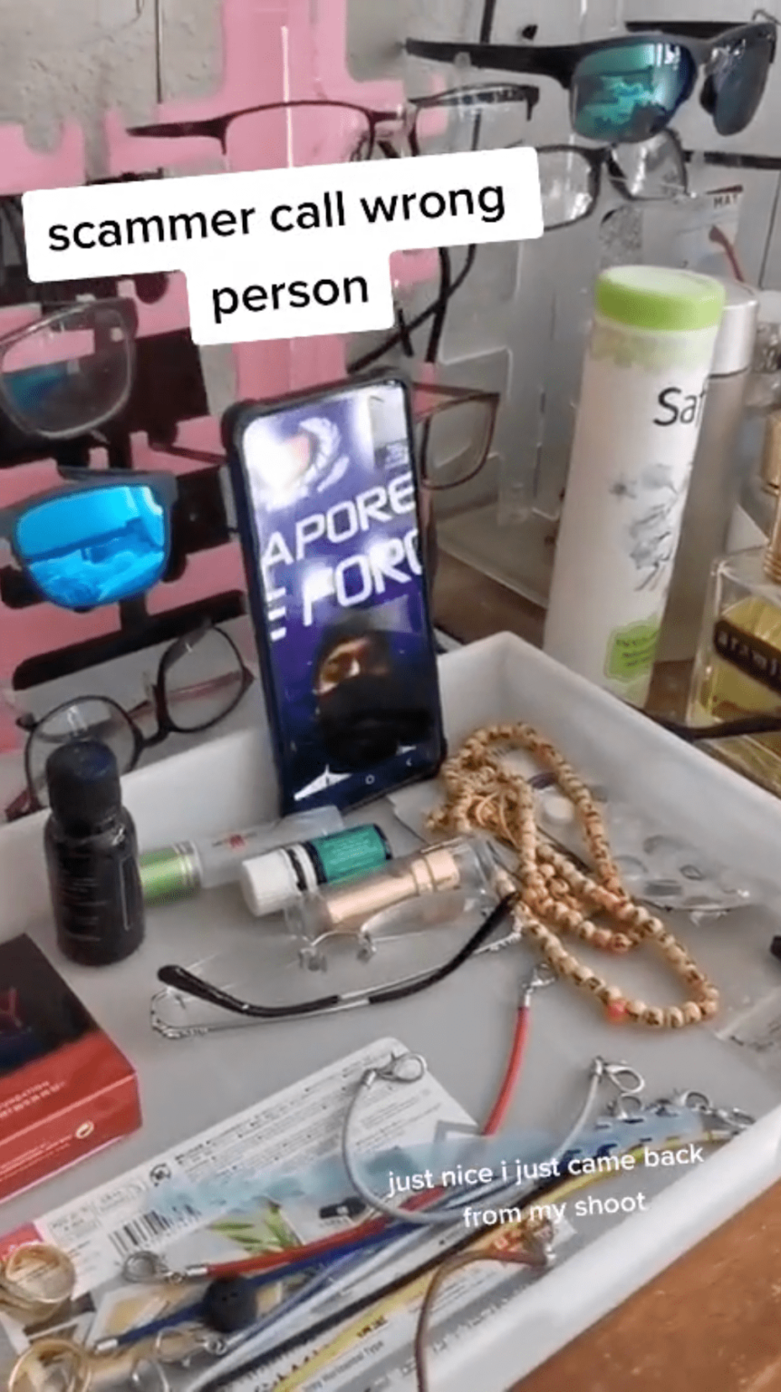 Scammer Panics After Seeing Man In SPF Uniform, Tells Him 'Love You, Sir'