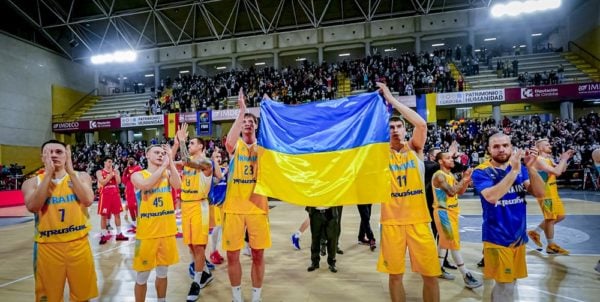 Ukrainian Basketball Team Gets Standing Ovation After Playing Match ...