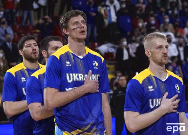 Ukrainian Basketball Team Gets Standing Ovation After Playing Match ...