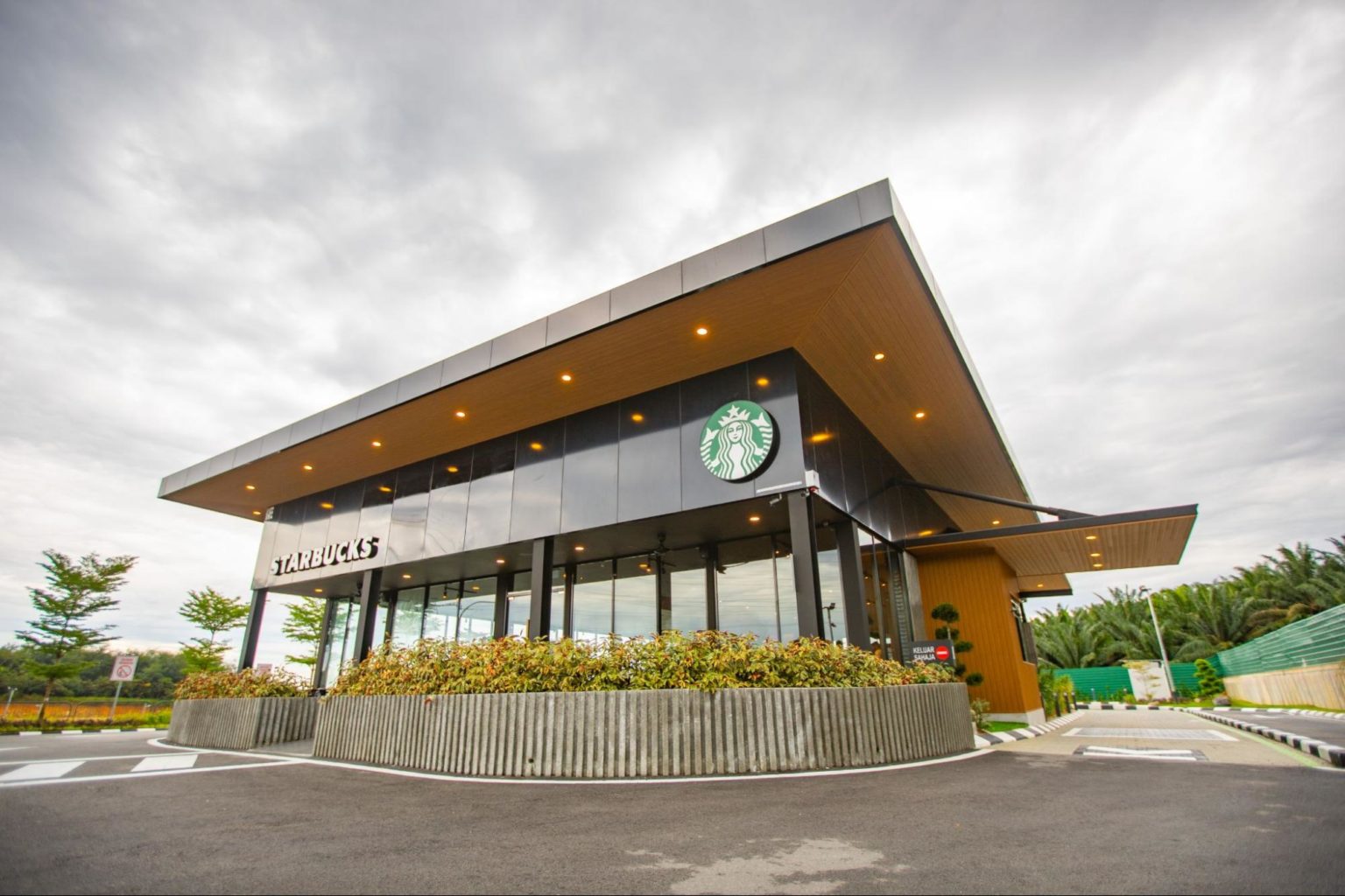 This S'pore-JB Rest Stop Has FamilyMart, Starbucks & Scenic Washrooms ...