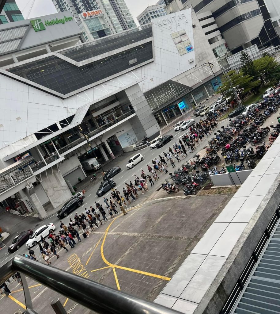 Triple-Boosted Queue Seen At JB Customs On Last Day Of Long Weekend ...