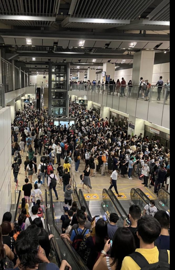 Crowd Builds At Bishan MRT Due To Circle Line Signal Fault, SMRT ...