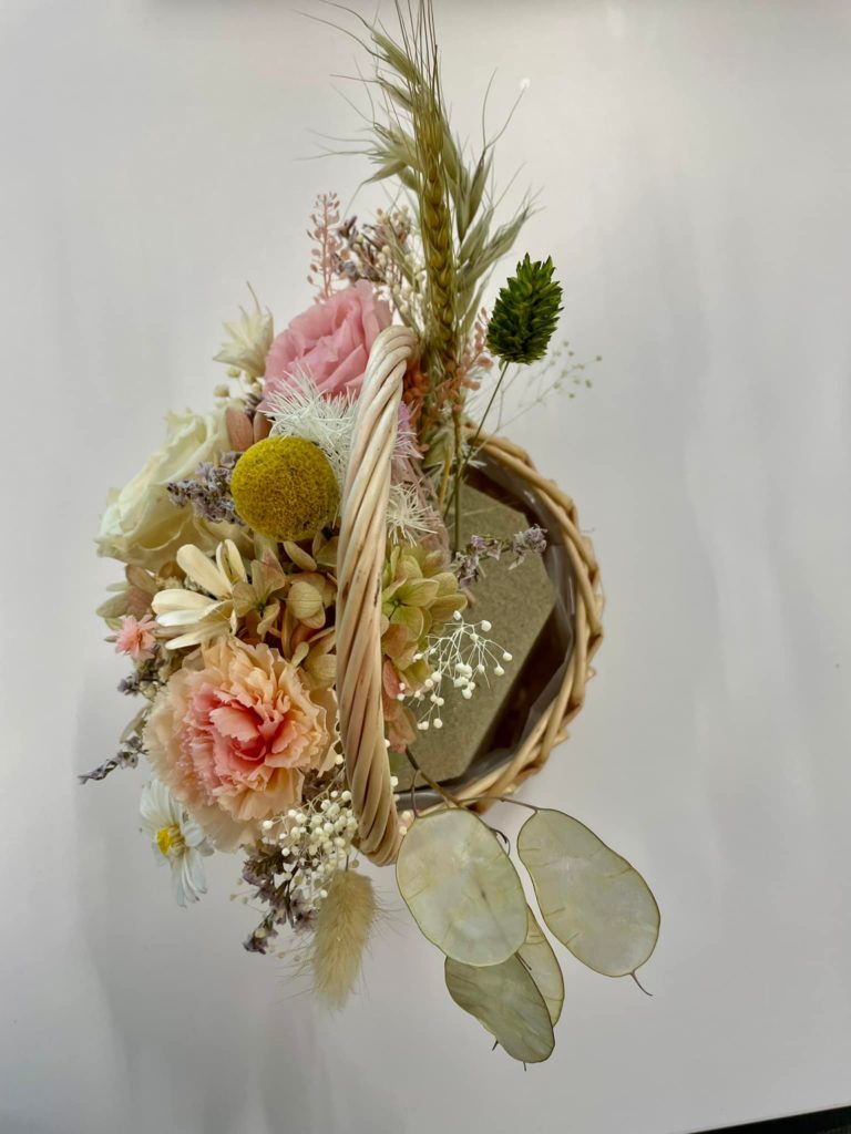 Customer Displeased With One-Sided Floral Basket, Florist Issues Refund ...