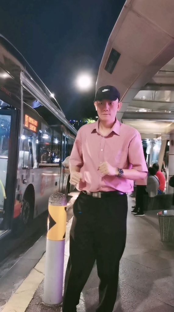 Dancing S’pore Man Stops TikTok Recording To Help Senior Get On Bus In ...