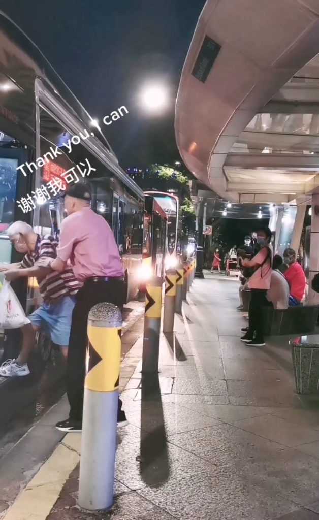 Dancing S’pore Man Stops TikTok Recording To Help Senior Get On Bus In ...
