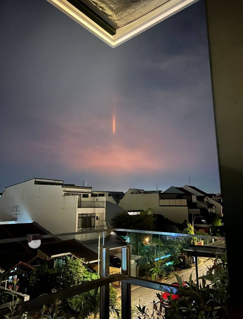 Mysterious Vertical Light Seen In S'pore Skies, Looks Like A Portal To ...