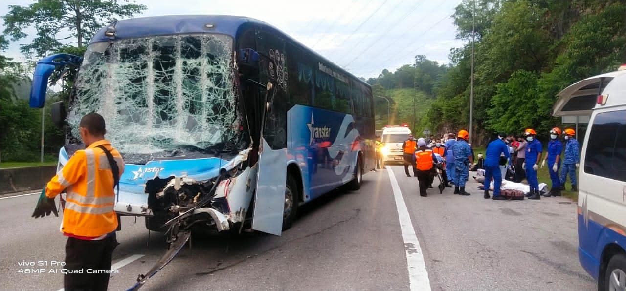 Bus Collides With Lorry Near Genting Highlands, 2 S’poreans Still In ...