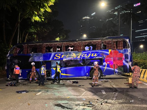 S’pore-Bound Bus Overturns Near KL After Driver Loses Control, 19 Taken ...