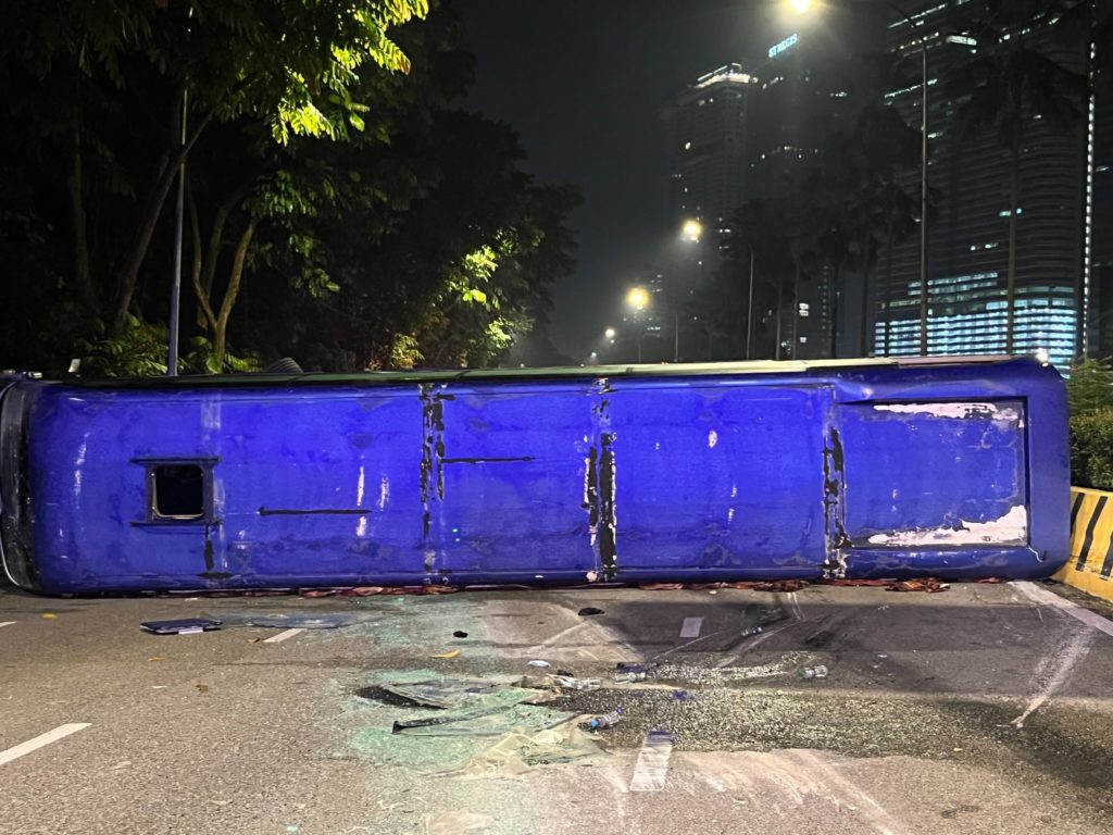 S’pore-Bound Bus Overturns Near KL After Driver Loses Control, 19 Taken ...