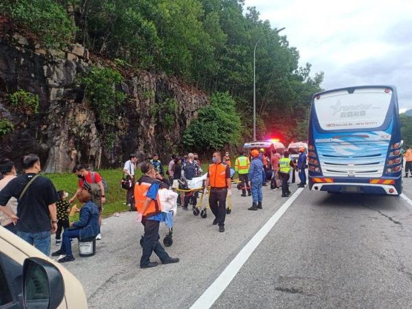 Bus Collides With Lorry Near Genting Highlands, 2 S’poreans Still In ...