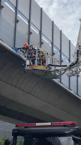 IKEA Bag Stuck On Queenstown MRT Tracks, SCDF Deploys Crane To Retrieve It