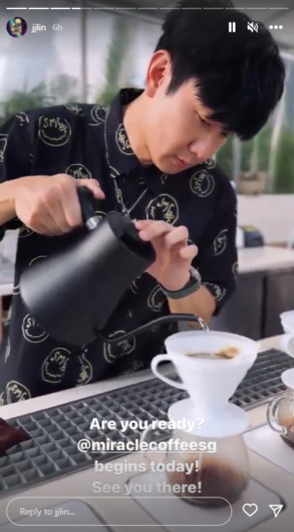 Fans Queue From 5am For JJ Lin’s Miracle Coffee Opening, Singer Appears ...