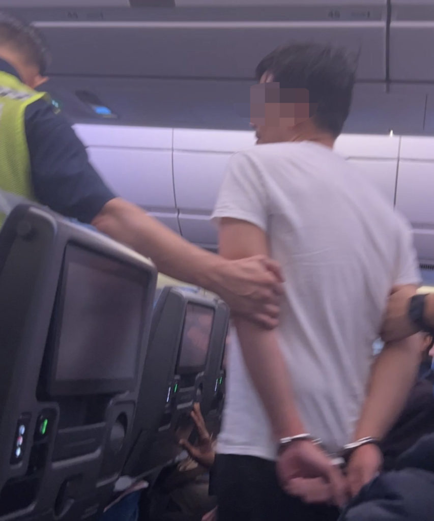 Man To Get Stern Warning After Bomb Threat On SIA Flight, Lawyer Says ...