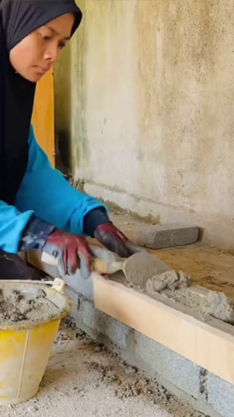 M'sian Single Mother Builds House With Her Bare Hands As She Can't ...