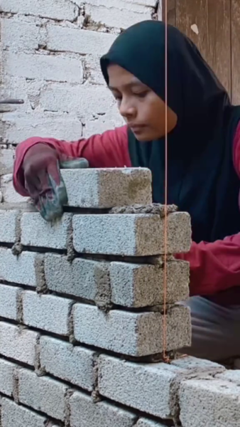 M'sian Single Mother Builds House With Her Bare Hands As She Can't ...
