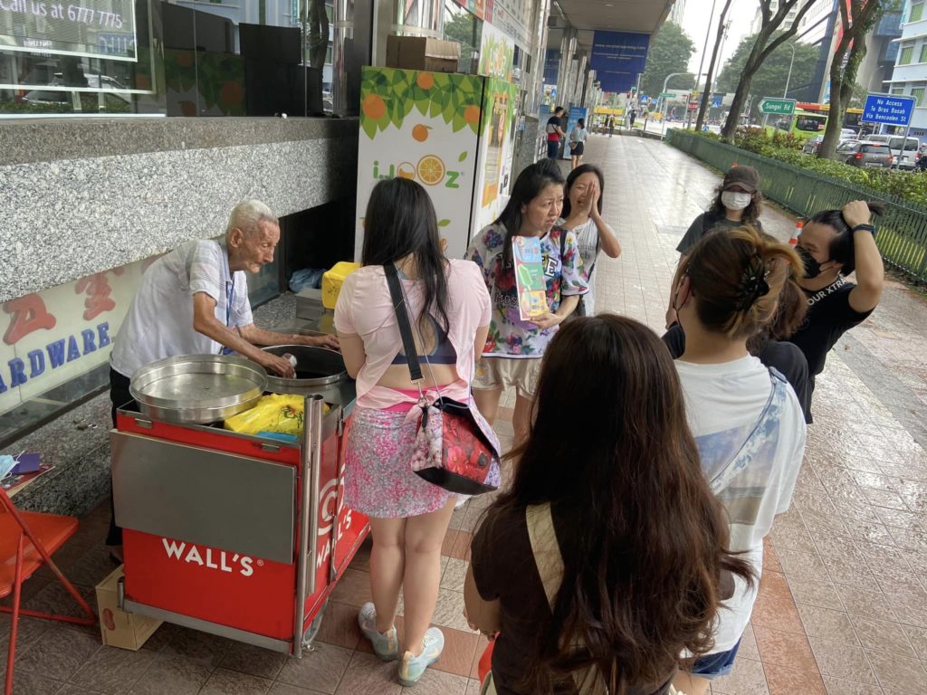 Friends Volunteer As Sim Lim Ice Cream Uncle's 'Sales Staff', Help Sell ...