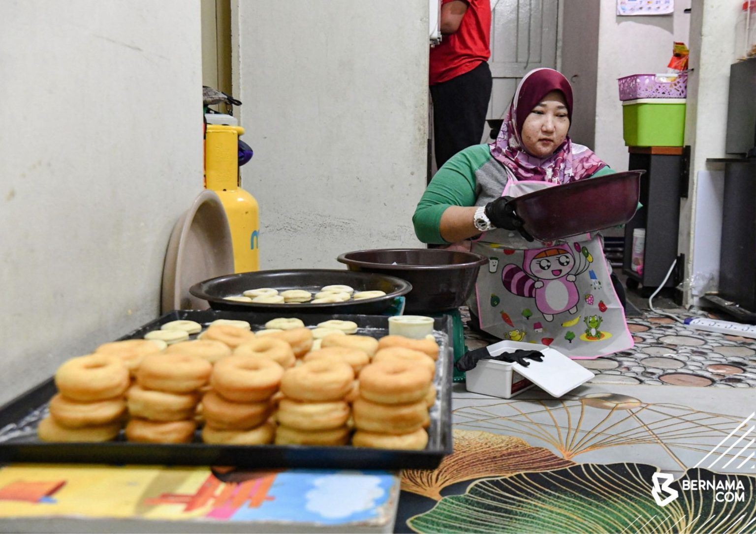 M'sian Woman With 1 Limb Sells Doughnuts To Support Family, Learned ...