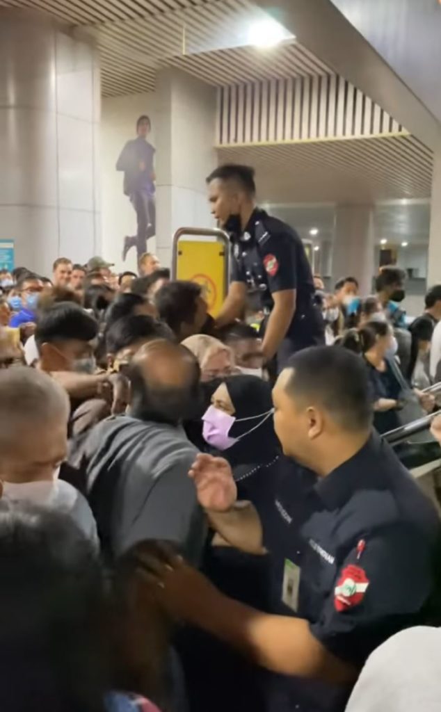 M'sian Police Deploy More Manpower As JB Checkpoint Sees Congestion ...