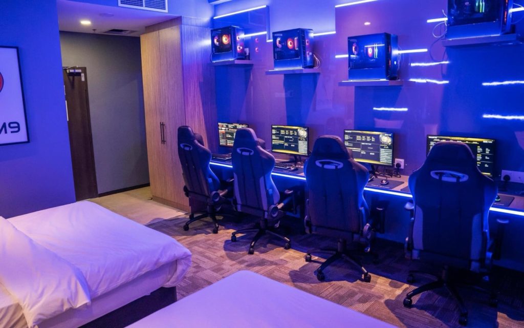 SGD Now Equates To RM3.30, Convert Cash For Year-End Holidays ...