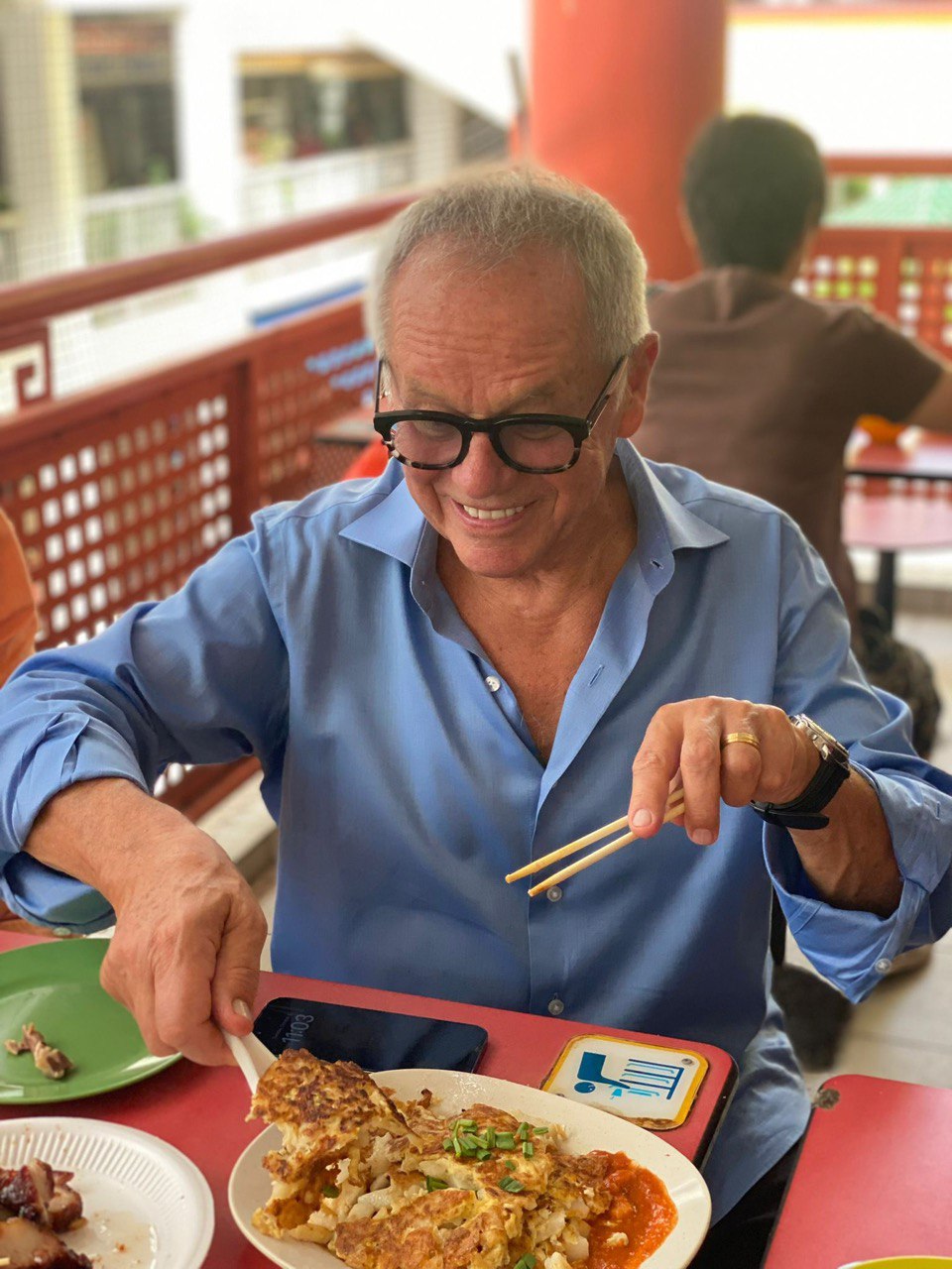 Celeb Chef Wolfgang Puck Visits S'pore, Tries Making Yong Tau Foo & Carrot Cake In Chinatown