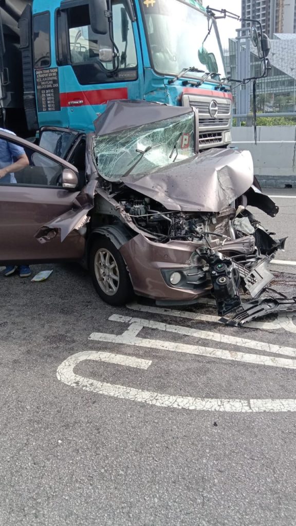 Chain Collision Involving 2 Lorries & 2 Cars Along Woodlands Causeway ...