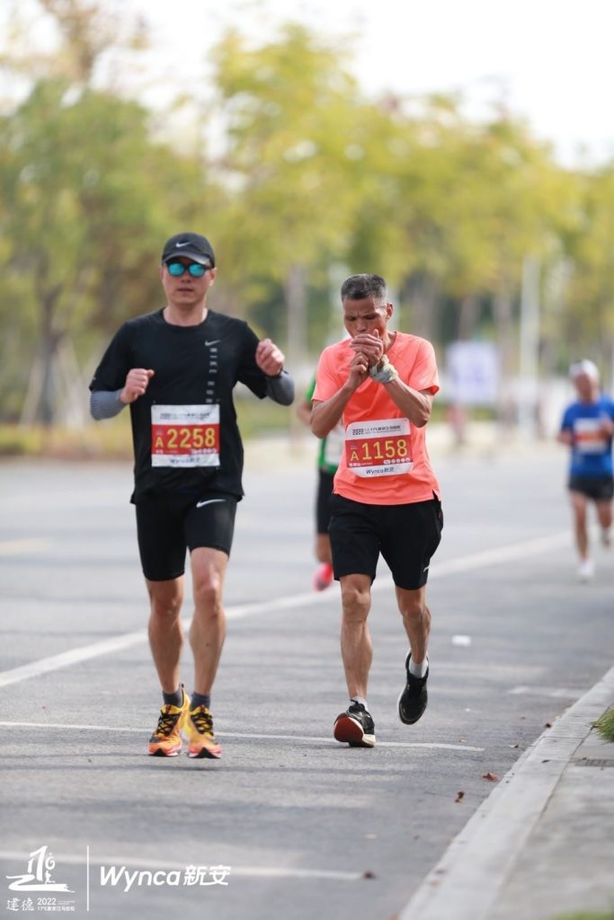 Man From China Completes 42KM Marathon In 3 Hours & 28 Minutes While ...