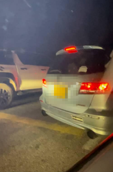 Little Girl Shows Middle Finger As Drivers Get Into Verbal Dispute At ...