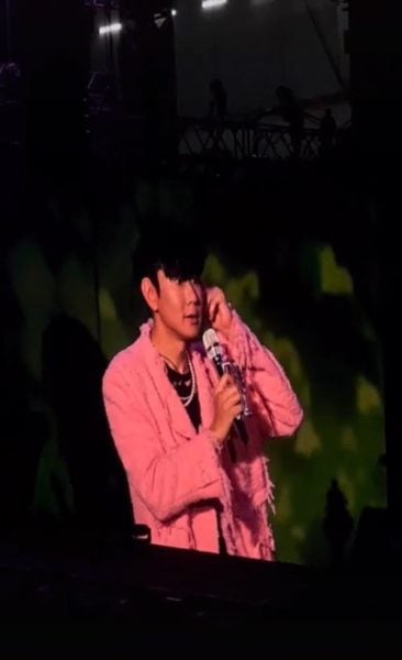 Fan Holds Up LED Board To Show She's From Pasir Ris, JJ Lin Mistakes It ...