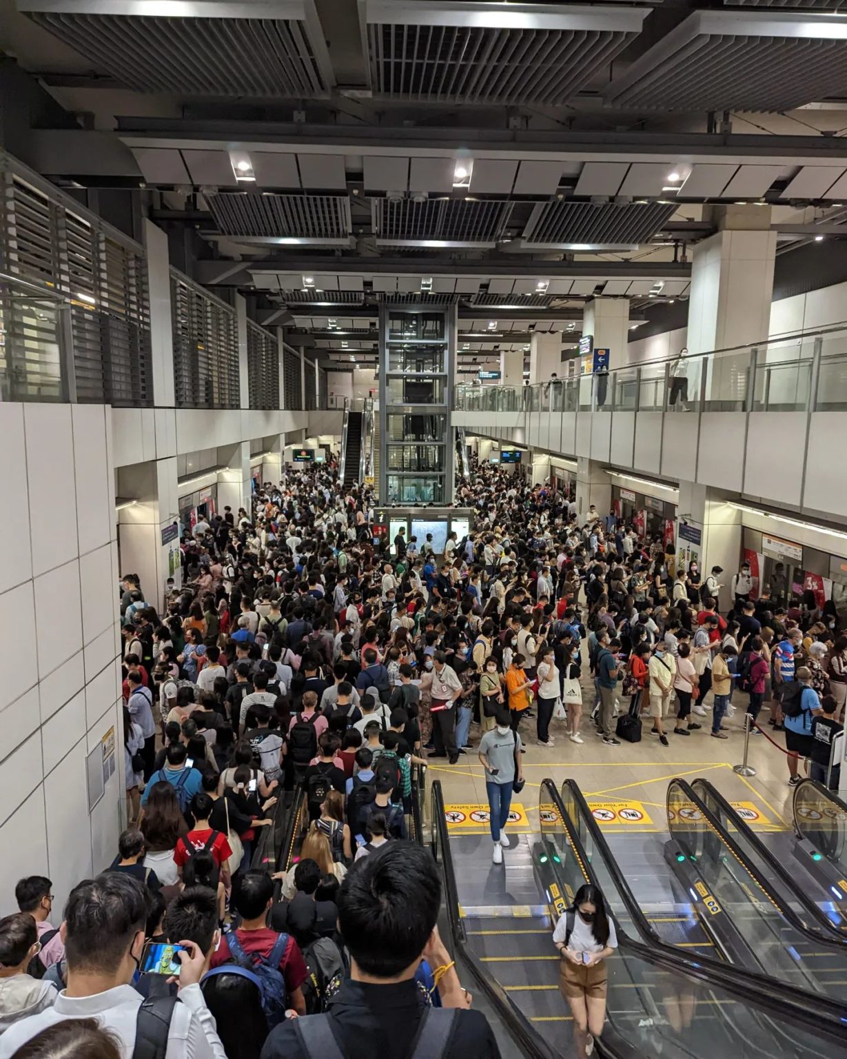 Overcrowding Situation At Circle Line MRT Stations Due To Temporary ...