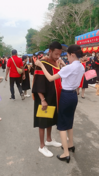 Thai Woman Kneels At Brother's Feet To Thank Him For Sacrificing His ...
