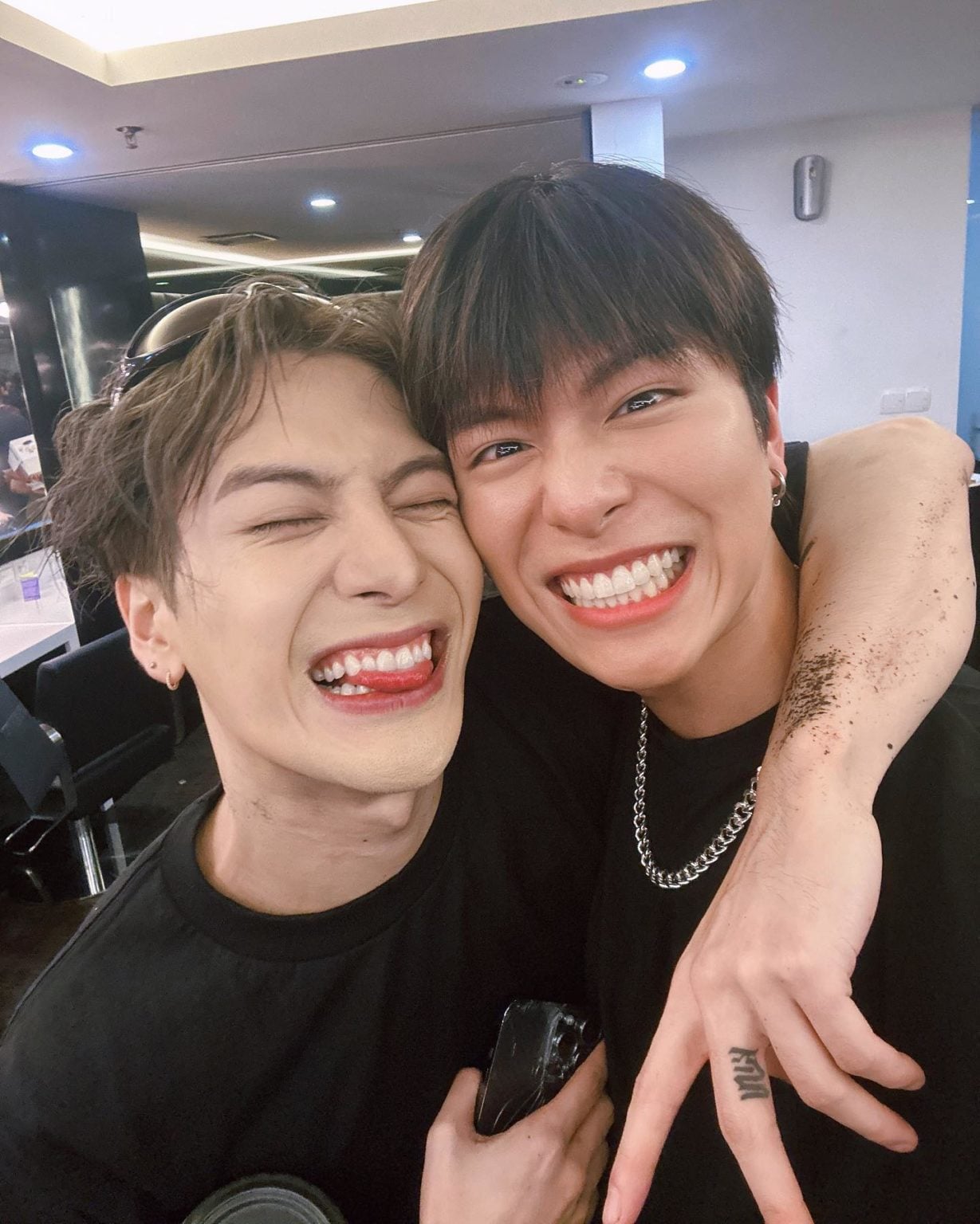 Jackson Wang's fan spent 8000rmb to take photo with him... | HardwareZone Forums