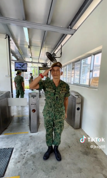 Viral SAF Encik Hangs His Boots After 38 Years, S’poreans Thank Him For ...