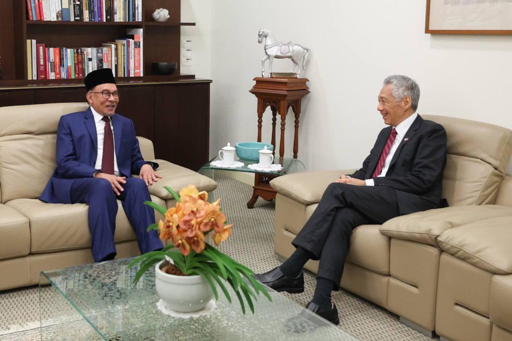 Anwar Makes 1st Official Visit To S’pore As M’sian PM, Witnesses ...