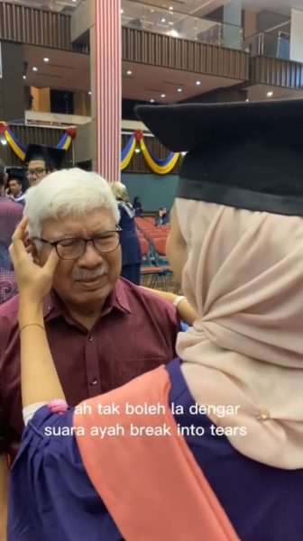M’sian Father Tears Up Upon Seeing Youngest Daughter Graduate, She ...