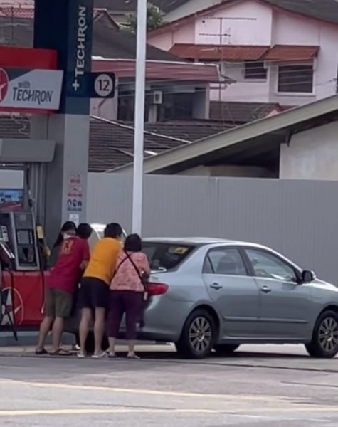 Woman Refuels S’pore-Registered Car At M’sian Petrol Station While 3 Others Shake Vehicle