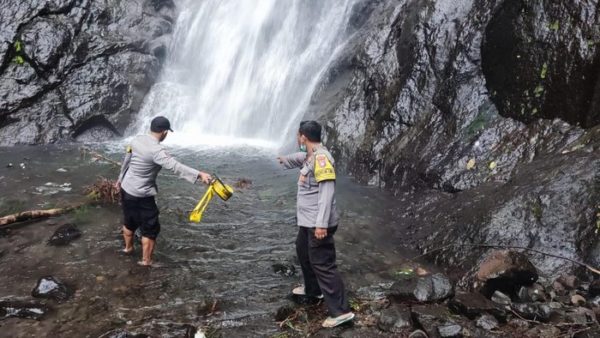 Landslide At Indonesia Waterfall Engulfs Unsuspecting Visitors, One Man ...