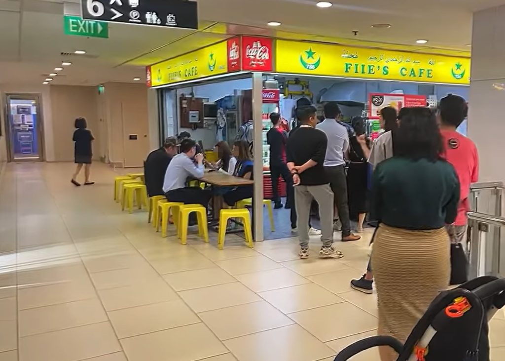 Lucky Plaza Chicken Rice Stall With 'Grumpy' Seller Sees Long Queue ...