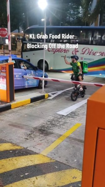 Grab Rider Confronts & Blocks Taxi Driver At Bukit Merah Gantry ...