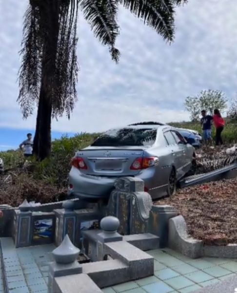 Car Accidentally Reverses Into Gravestone In M'sia, Tomb Occupant's ...