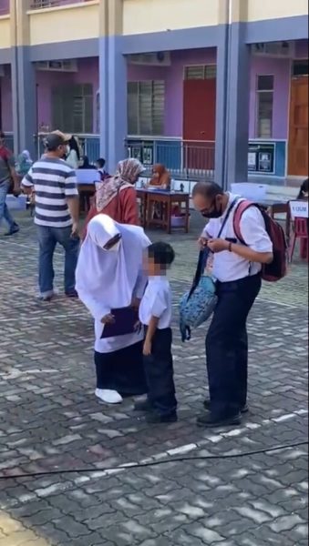 M’sian Parents Dress Up In School Uniforms To Support Son On First Day ...