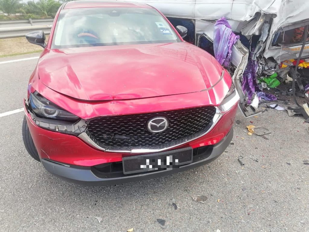 Van Carrying Singaporeans Gets Into 4-Vehicle Accident In Johor, 12 Injured
