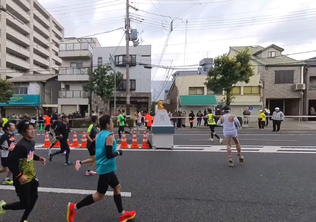 Man In Japan Runs Marathon With Traditional Wooden Sandals, Finishes ...