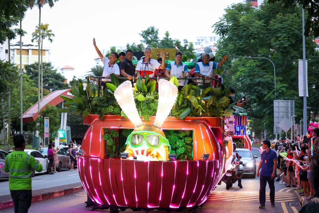 Woman Shouts 'I Love You' At PM Lee On Chingay Float, He Says It Back