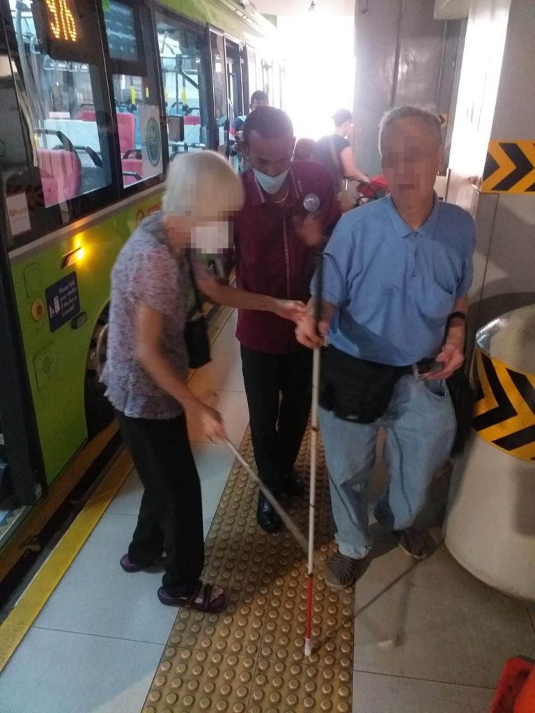 SMRT Bus Captain Helps Visually Impaired Couple Alight & Board, Kind ...