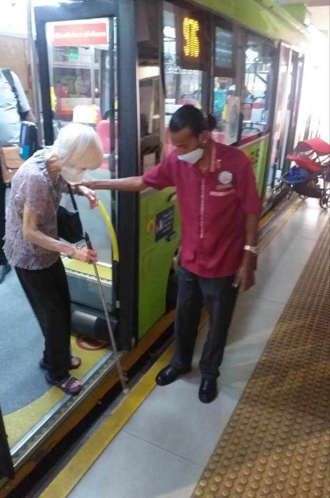 SMRT Bus Captain Helps Visually Impaired Couple Alight & Board, Kind ...