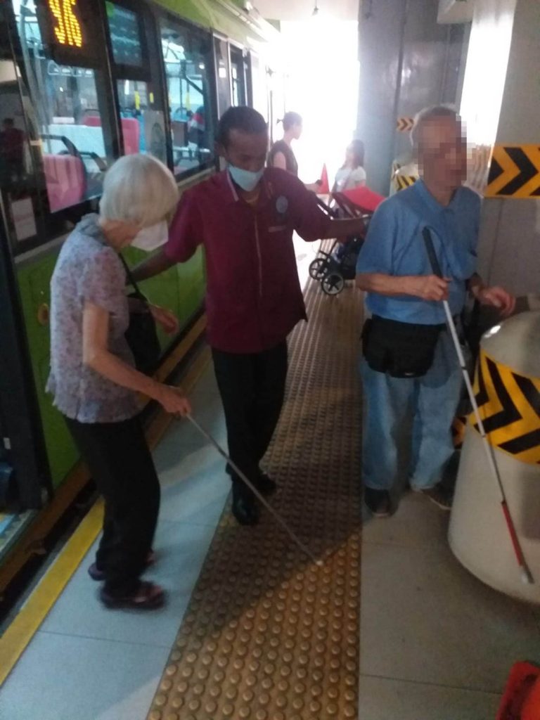 SMRT Bus Captain Helps Visually Impaired Couple Alight & Board, Kind ...
