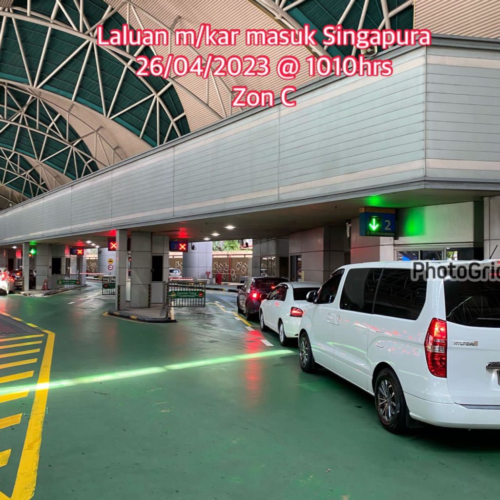 Johor Checkpoint Counters Still Closed & Smelly Water Floods Roads ...