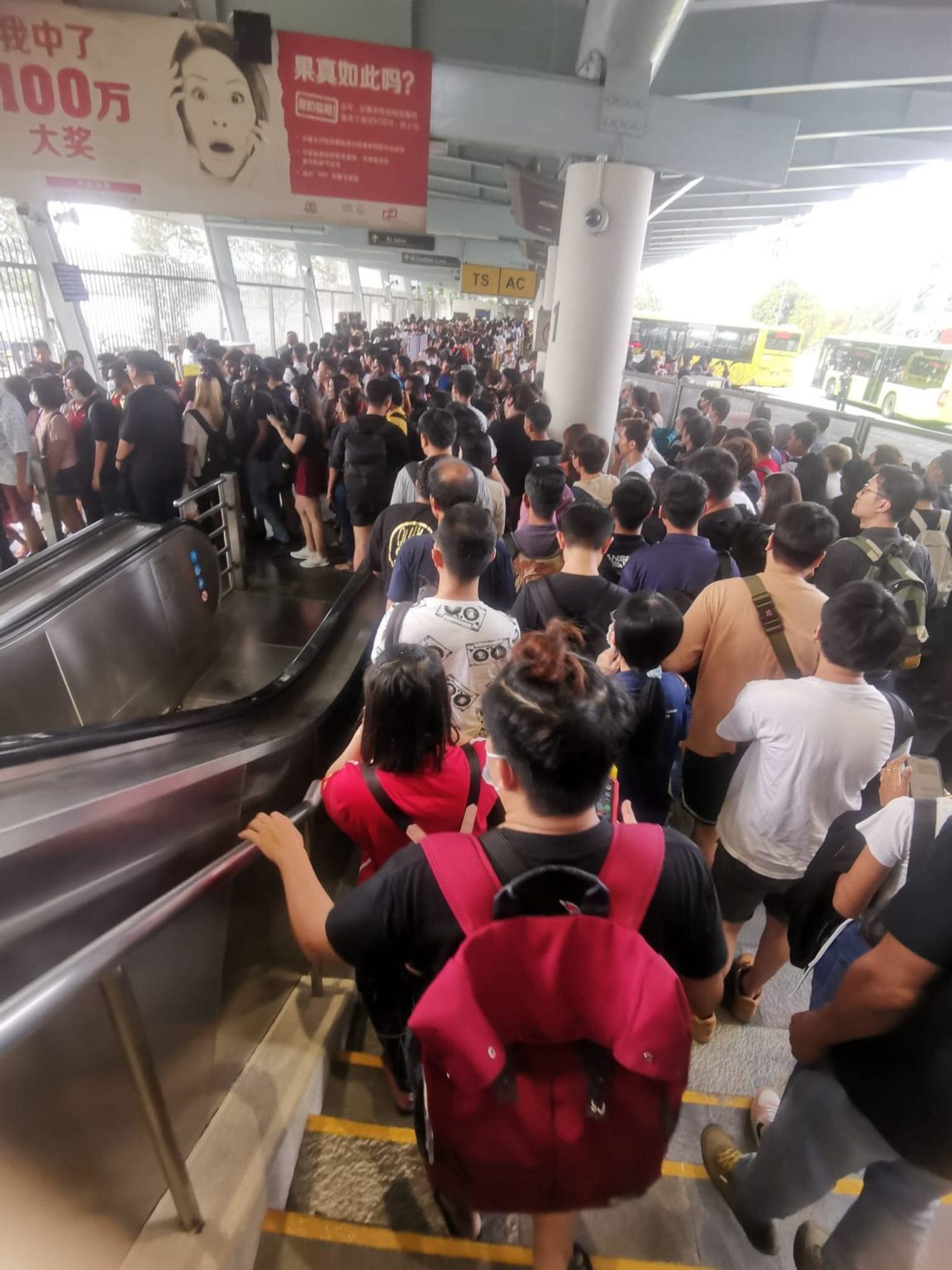 Massive Jams At S'pore Checkpoints On Good Friday Long Weekend ...