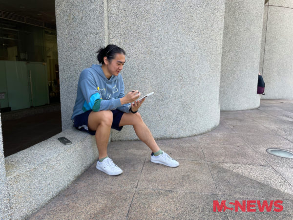 25-Year-Old S'porean Sketches People In Public, Loves Seeing Their Reactions To His Surprise ...