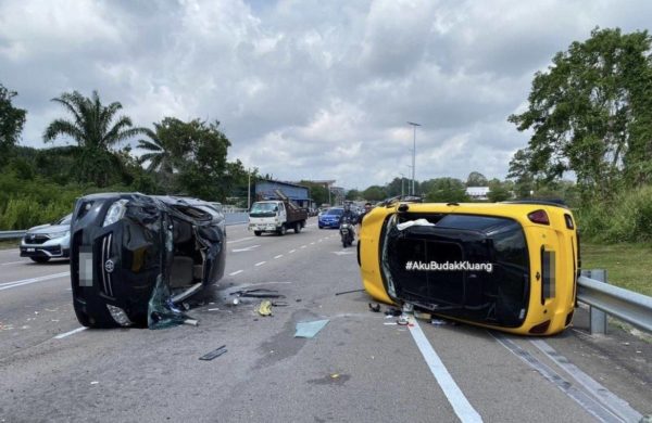 S'pore-Registered Mini Cooper Crashes Into Car In M'sia & Overturns ...